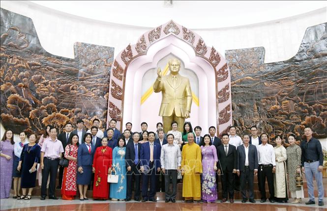 Cộng đồng người Việt tại Lào dâng hoa tưởng niệm 102 năm ngày sinh của Chủ tịch Kaysone ...