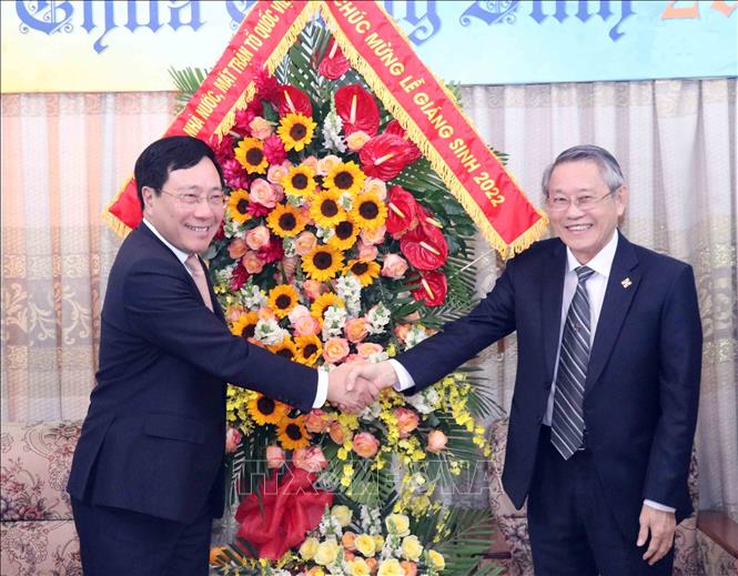 Senior officials visit southern Catholic, Protestant followers ahead of ...