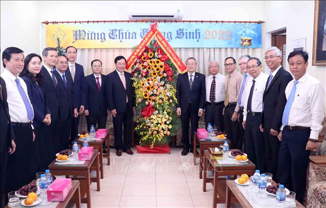 Senior officials visit southern Catholic, Protestant followers ahead of ...