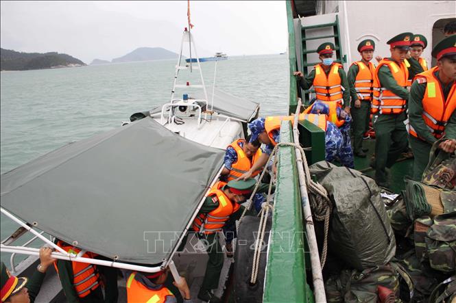 Tàu CSB 6006 giúp Quân khu 5 thay quân trong mùa biển động - Ảnh thời ...