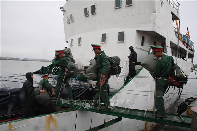 Tàu CSB 6006 giúp Quân khu 5 thay quân trong mùa biển động - Ảnh thời ...