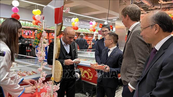 Vietnamese booths launched in French supermarketsPháp) nhân dịp Tết ...