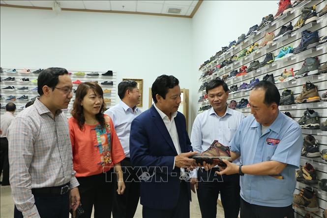 Lãnh đạo tỉnh Long An thăm hỏi, động viên doanh nghiệp đầu Xuân Quý Mão ...