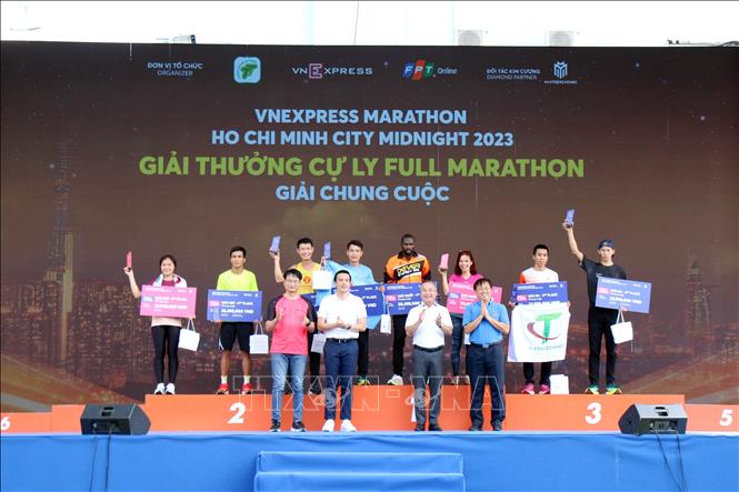 Trao giải Giải VnExpress Marathon Ho Chi Minh City Midnight 2023 - Ảnh ...