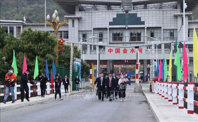 Vietnamese, Chinese border gates fully resume operations - VNA Photos ...