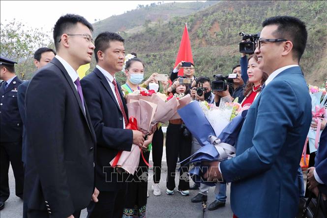 Vietnamese, Chinese border gates fully resume operations - VNA Photos ...