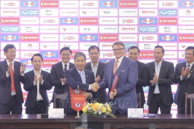 Philippe Troussier officially becomes Vietnamese national football team ...