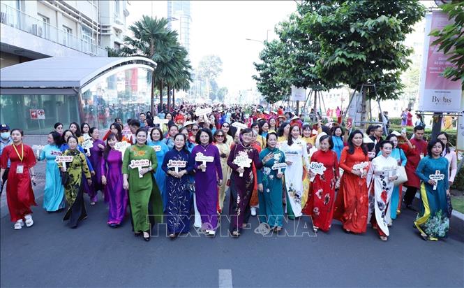 Over 3,000 go on parade in traditional long dress in HCM City - VNA ...