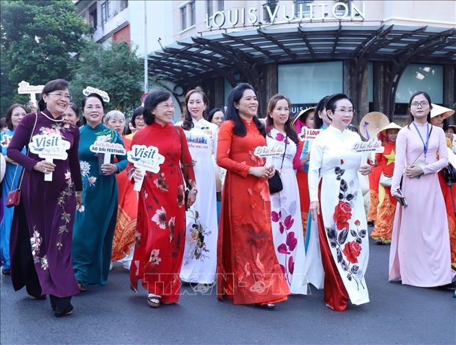 Over 3,000 go on parade in traditional long dress in HCM City - VNA ...