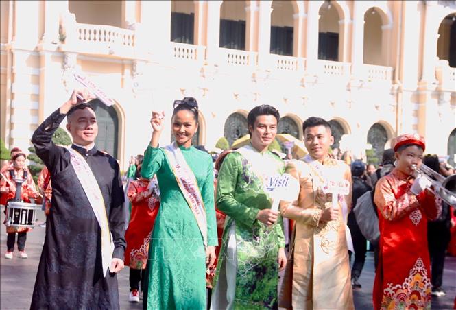 Over 3,000 go on parade in traditional long dress in HCM City - VNA ...