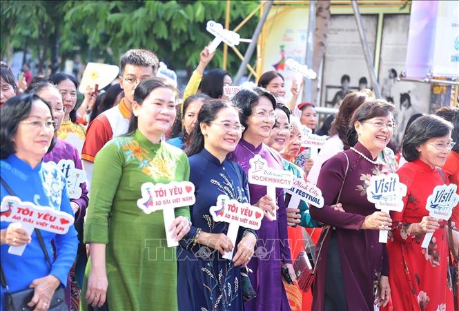Over 3,000 go on parade in traditional long dress in HCM City - VNA ...