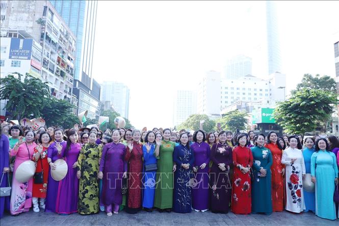 Over 3,000 go on parade in traditional long dress in HCM City - VNA ...