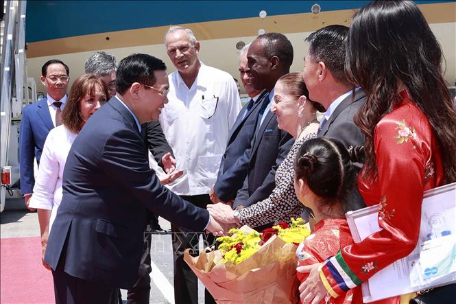NA Chairman Vuong Dinh Hue arrives in Havana, beginning official visit ...
