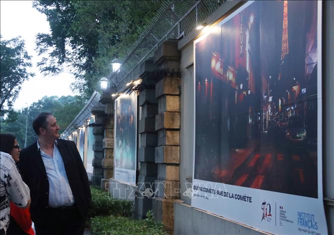 Photo exhibition marks 50 years of Vietnam-France diplomatic relations - VNA Photos - Vietnam ...