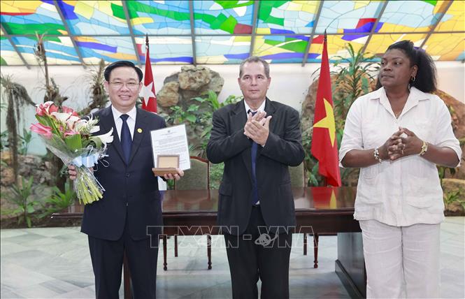 National Assembly Chairman visits Santiago de Cuba - VNA Photos ...