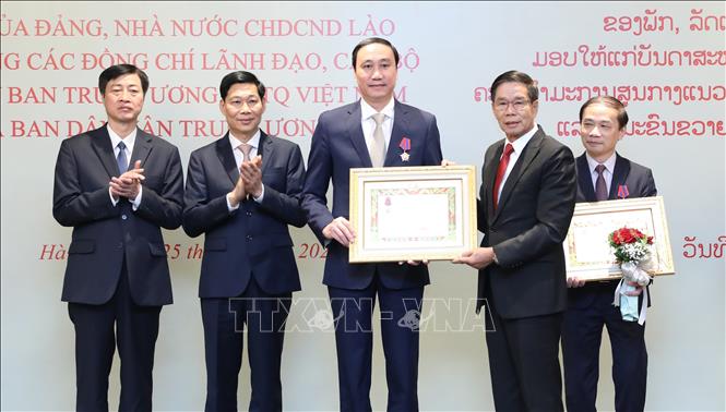 Laos honours leaders of Vietnam Fatherland Front, Mass Mobilisation ...