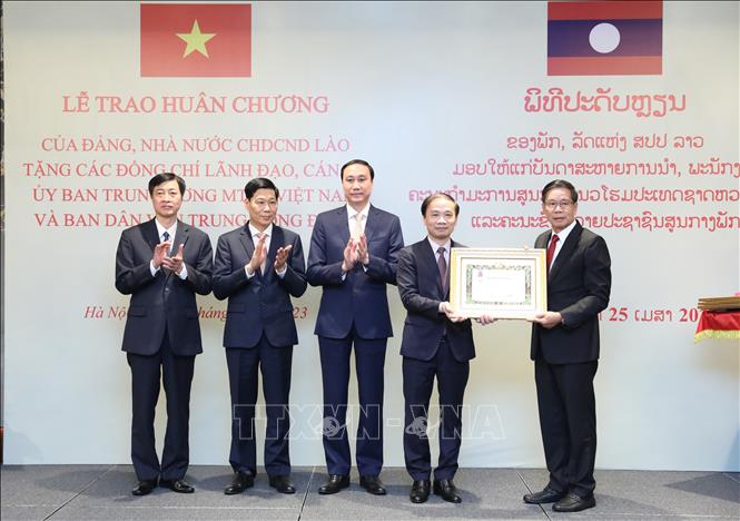 Laos honours leaders of Vietnam Fatherland Front, Mass Mobilisation ...