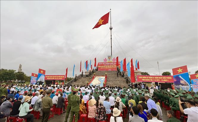 Quang Tri: Flag-raising ceremony marks National Reunification Day - VNA ...