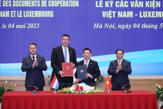 Thủ tướng Phạm Minh Chính và Thủ tướng Luxembourg Xavier Bettel chứng ...