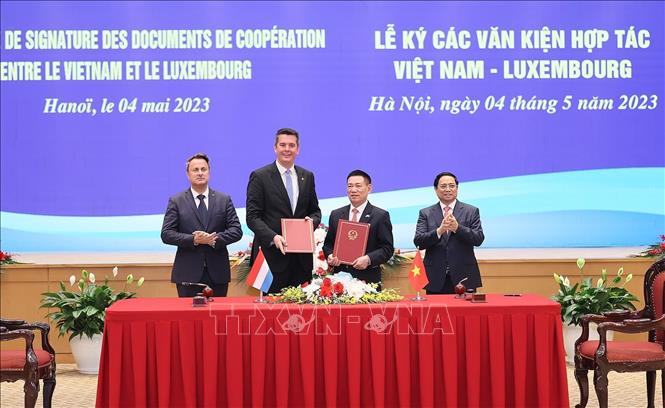 Thủ tướng Phạm Minh Chính và Thủ tướng Luxembourg Xavier Bettel chứng ...