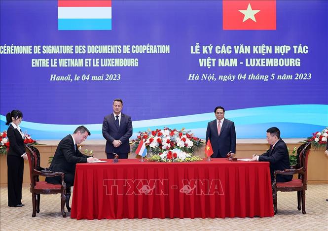 Thủ tướng Phạm Minh Chính và Thủ tướng Luxembourg Xavier Bettel chứng ...