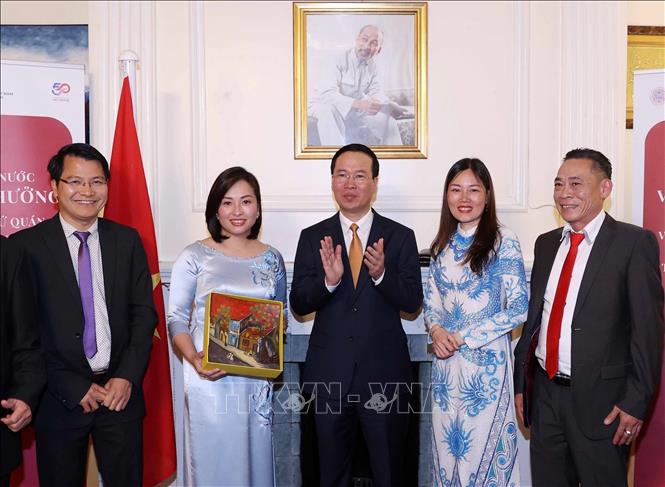 President arrives in London, beginning visit to attend coronation of ...