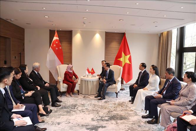 President meets Singaporean counterpart in London - VNA Photos ...