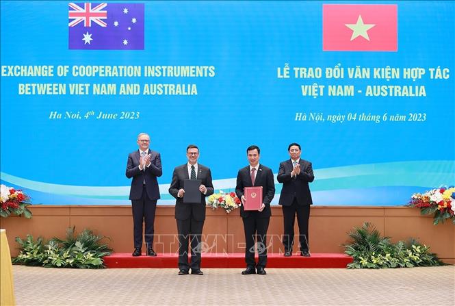 Thủ tướng Phạm Minh Chính và Thủ tướng Australia Anthony Albanese chứng ...
