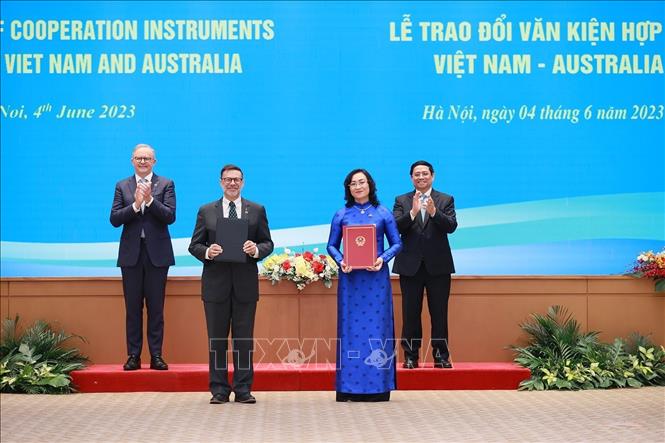 Thủ tướng Phạm Minh Chính và Thủ tướng Australia Anthony Albanese chứng ...