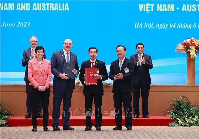 Thủ tướng Phạm Minh Chính và Thủ tướng Australia Anthony Albanese chứng ...