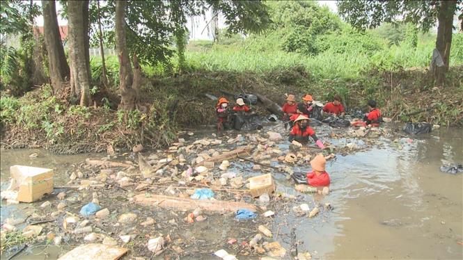 Nhóm công nhân tình nguyện xanh chuyên dọn rác thải tại các kênh rạch ở ...