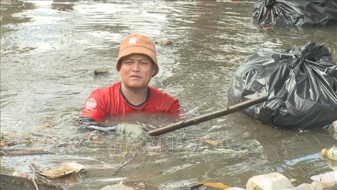 Nhóm công nhân tình nguyện xanh chuyên dọn rác thải tại các kênh rạch ở ...