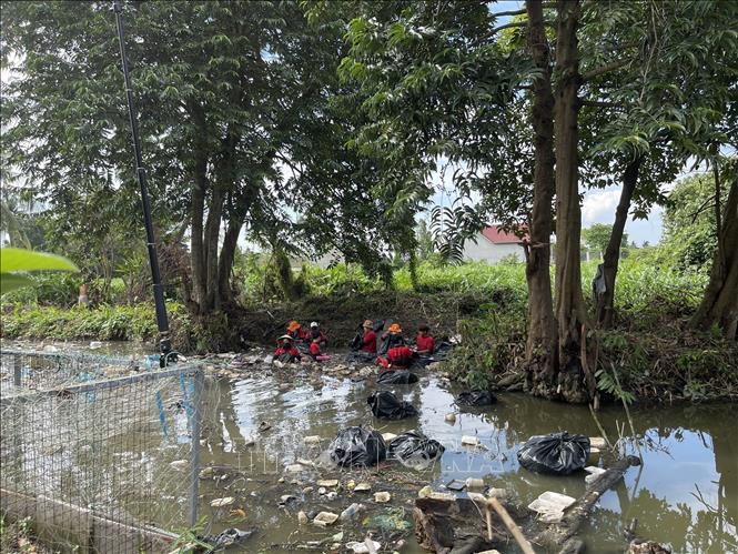Nhóm công nhân tình nguyện xanh chuyên dọn rác thải tại các kênh rạch ở ...