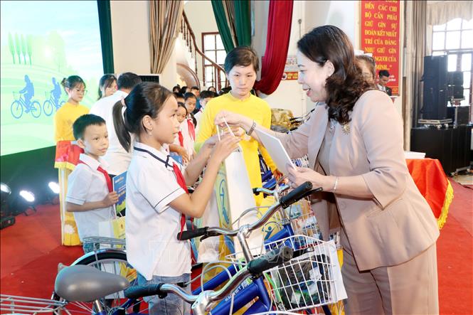 Phó Chủ tịch nước Võ Thị Ánh Xuân trao quà tặng trẻ em có hoàn cảnh khó ...