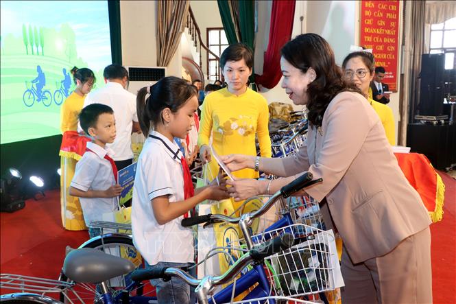 Phó Chủ tịch nước Võ Thị Ánh Xuân trao quà tặng trẻ em có hoàn cảnh khó ...