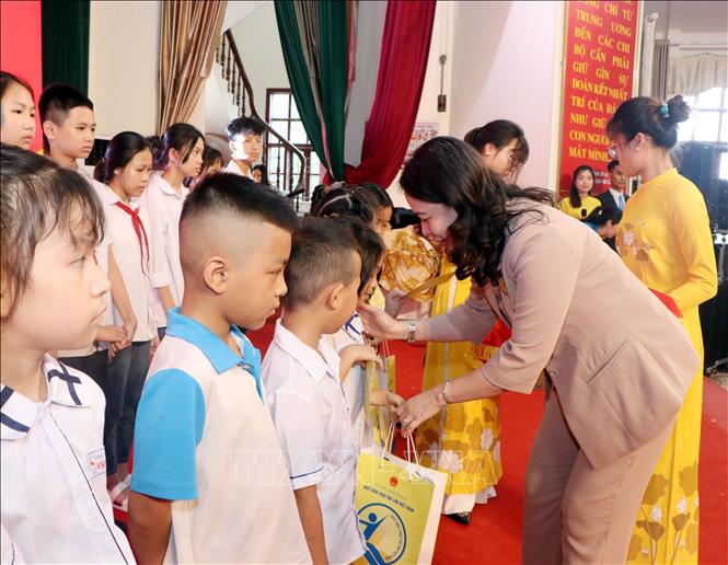 Phó Chủ tịch nước Võ Thị Ánh Xuân trao quà tặng trẻ em có hoàn cảnh khó ...