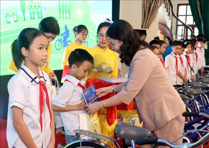 Phó Chủ tịch nước Võ Thị Ánh Xuân trao quà tặng trẻ em có hoàn cảnh khó ...