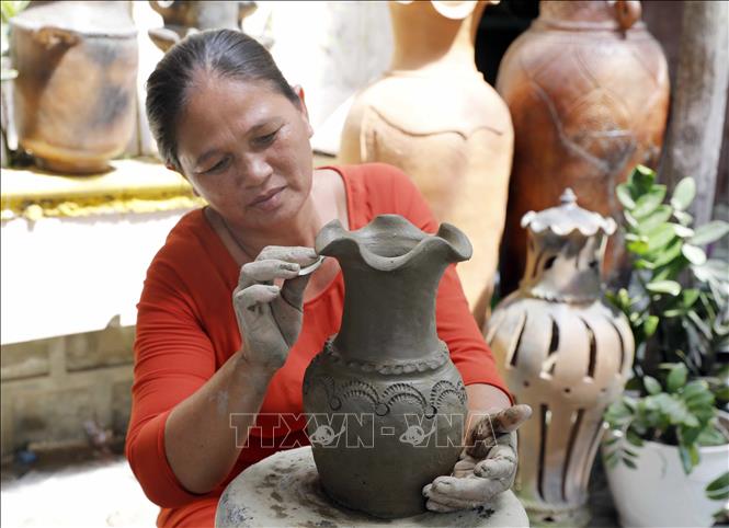 Ninh Thuan receives UNESCO certificate for Cham people's pottery making ...