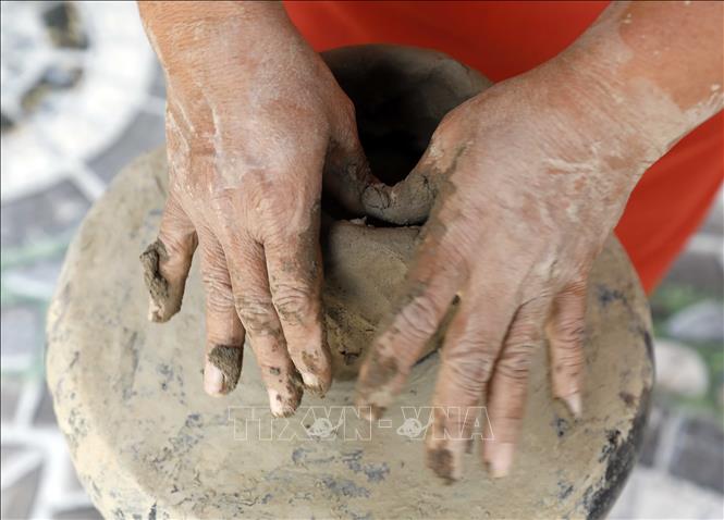 Ninh Thuan receives UNESCO certificate for Cham people's pottery making ...