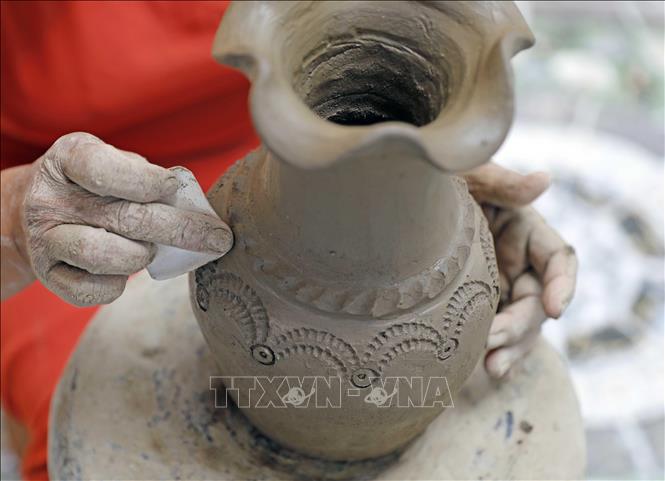 Ninh Thuan receives UNESCO certificate for Cham people's pottery making ...