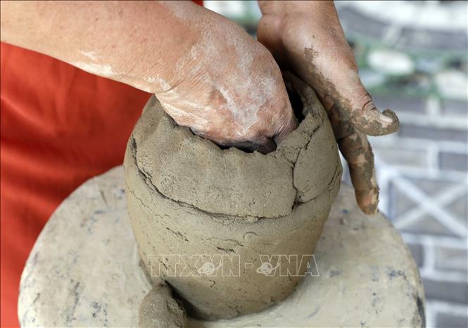 Ninh Thuan receives UNESCO certificate for Cham people's pottery making ...