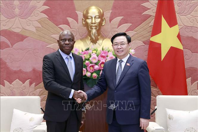 Chủ tịch Quốc hội Vương Đình Huệ tiếp Tổng Giám đốc Tổ chức Lao động ...