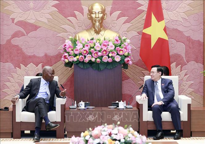 Chủ tịch Quốc hội Vương Đình Huệ tiếp Tổng Giám đốc Tổ chức Lao động ...