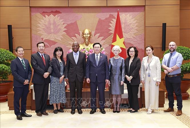 Chủ tịch Quốc hội Vương Đình Huệ tiếp Tổng Giám đốc Tổ chức Lao động ...