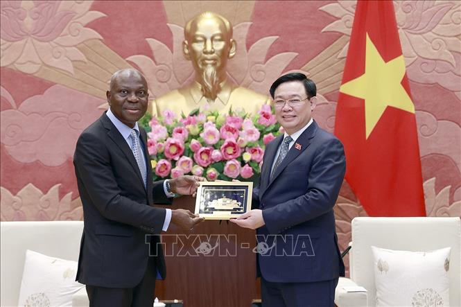 Chủ tịch Quốc hội Vương Đình Huệ tiếp Tổng Giám đốc Tổ chức Lao động ...