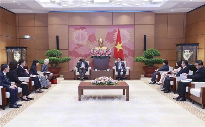 Chủ tịch Quốc hội Vương Đình Huệ tiếp Tổng Giám đốc Tổ chức Lao động ...