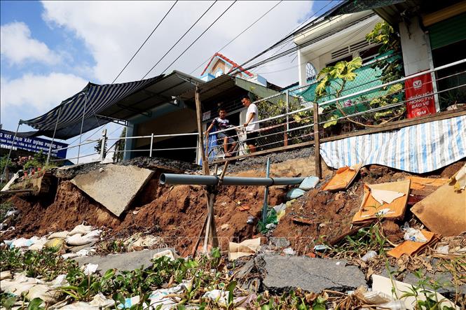 Sạt lở bờ sông “đe dọa” khắp Đồng bằng sông Cửu Long - Ảnh thời sự ...