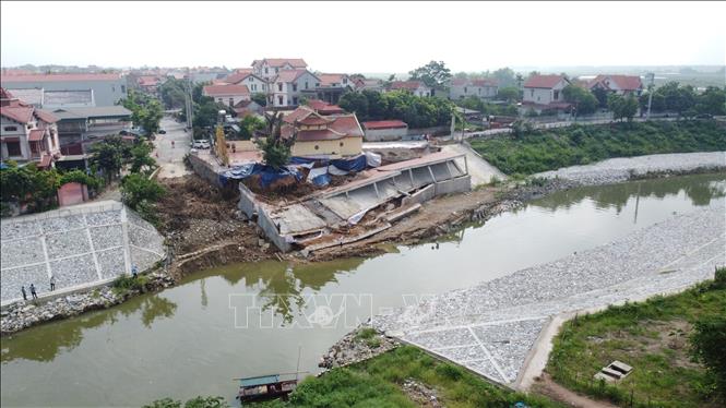 Sập toàn bộ bờ kè sông Phó Đáy, "uy hiếp" đền Mẫu ở Vĩnh Phúc - Ảnh ...