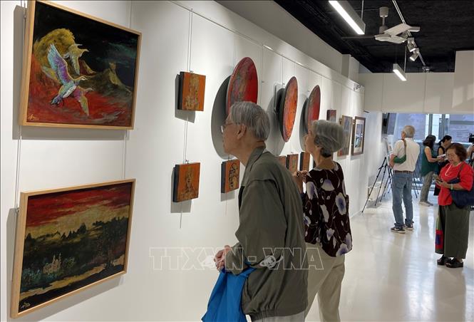 Traditional materials of Vietnamese painting art introduced in France ...