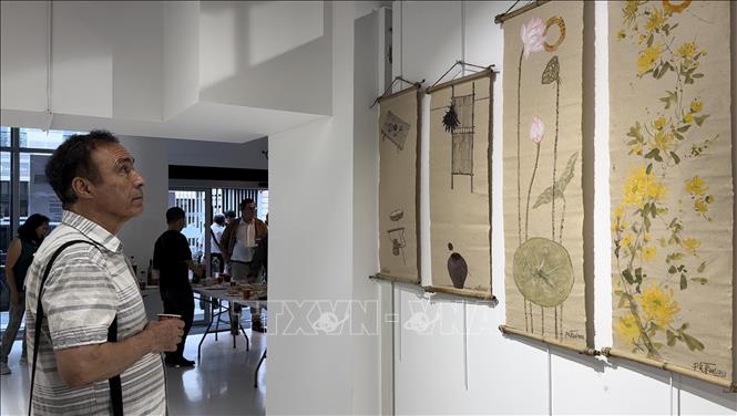 Traditional materials of Vietnamese painting art introduced in France ...